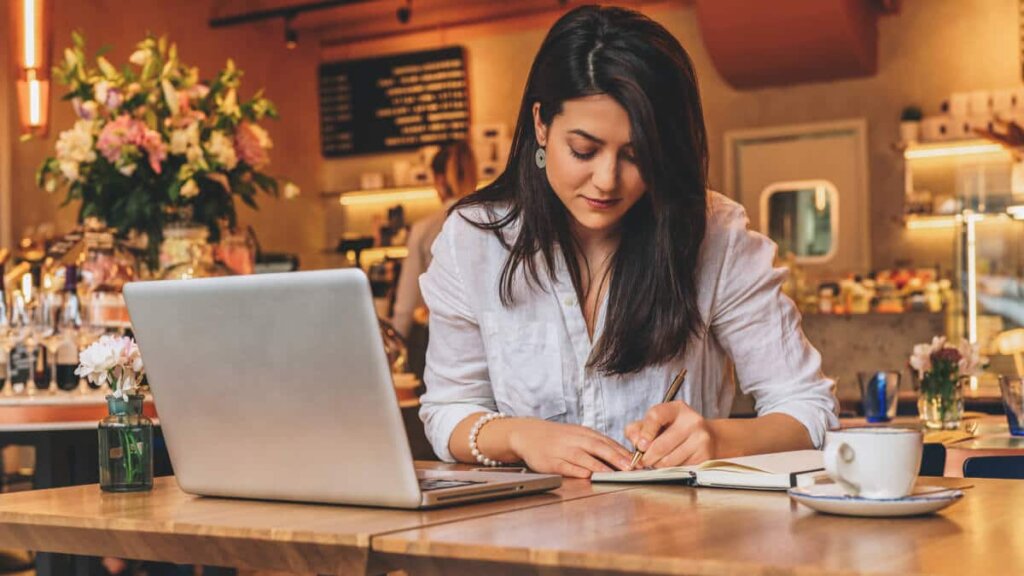 Opening an Online Store: 2025 Guide for Retailers